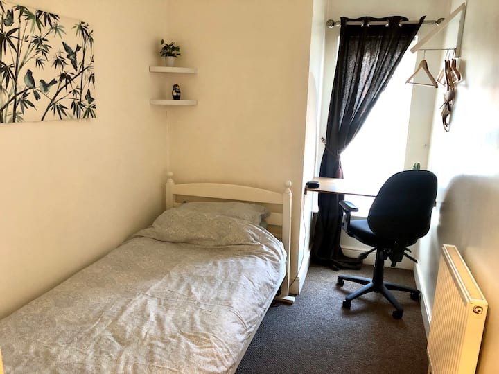 Clean And Quiet Single Room Close To Town Centre - Warrington