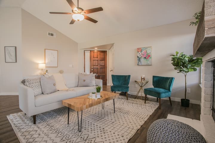 Charming 2-bedroom Retreat With Spacious Yard - Bakersfield, CA