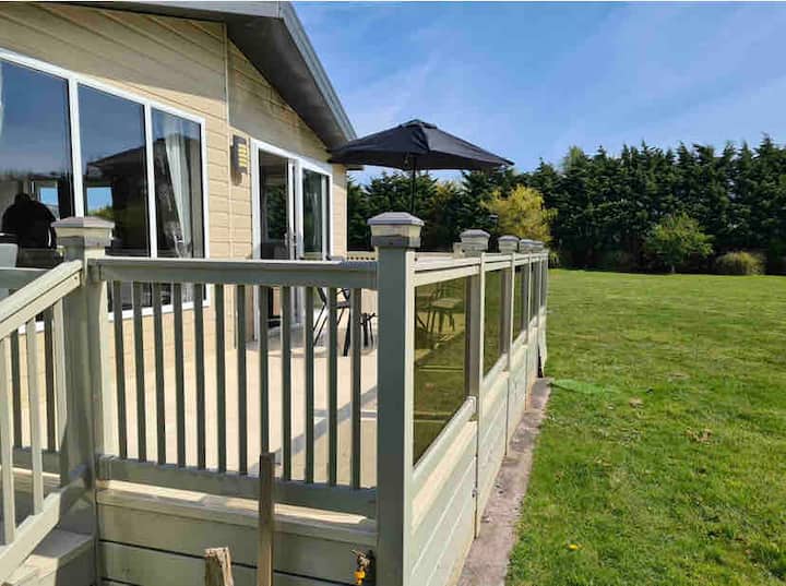 Superb 6 Berth Lodge - With Your Own Hot Tub - Towyn