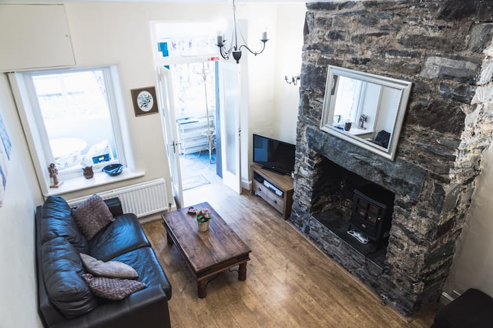 Cosy Traditional Stone & Slate Cumbrian Cottage - Borrowdale