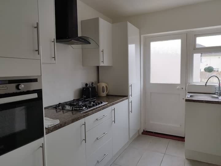 Cosy Room With Front Garden View - Bristol