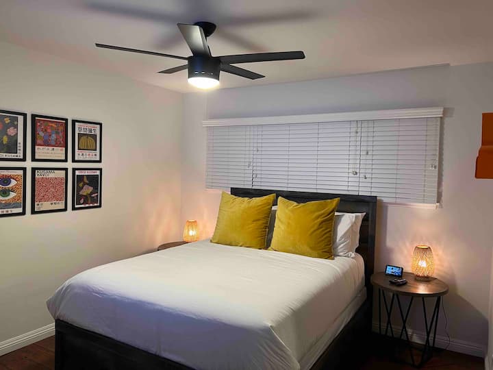 Peaceful Bedroom For 1 Guest - San Fernando Valley, CA