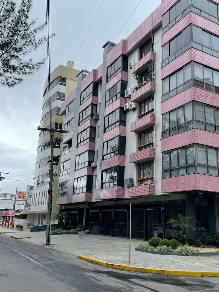 Apartamento De Frente A Praça Flavio Boianowisky! - Capão da Canoa