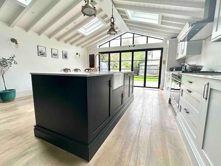 Stunning , Spacious Family Home Near The Sea - Steyning