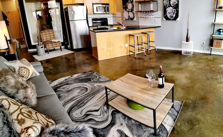 New A/c! Large Full Condo&secure Parking Included. - Vancouver