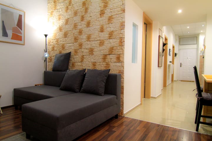 The Wall Apartment - One Block Away From City Park - Budapest