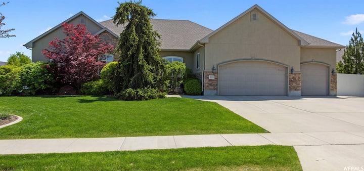 Huge Family Home In Prime Location - West Jordan, UT