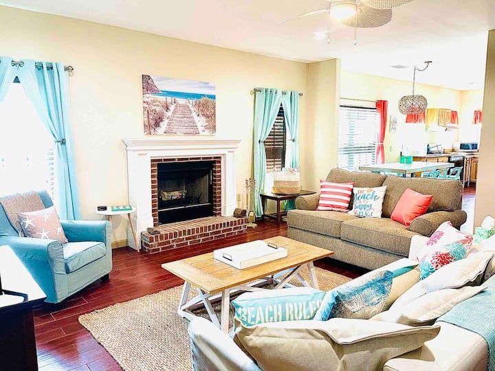 Cheerful Beach House-walk To Beach-free Parking - Galveston, TX