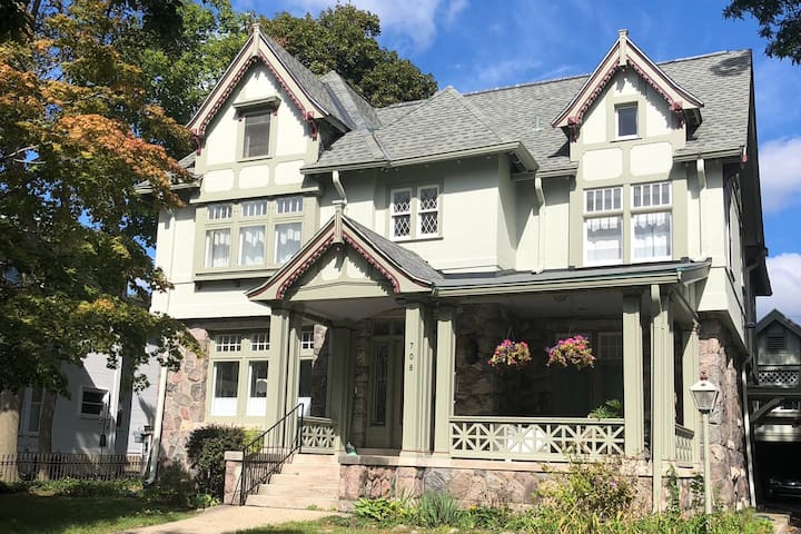 Portrait Room In Historic Downtown Neighborhood - Kalamazoo