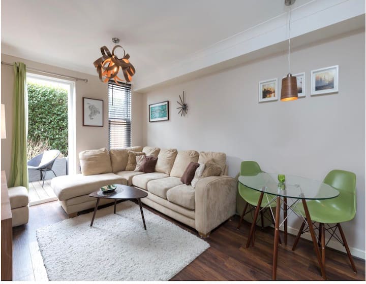 1 Bed East London Flat With Outside Decked Area - London