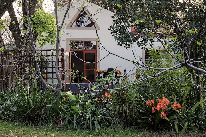 Beautiful 2 Bedroom Cottage Among The Trees - Johannesburg