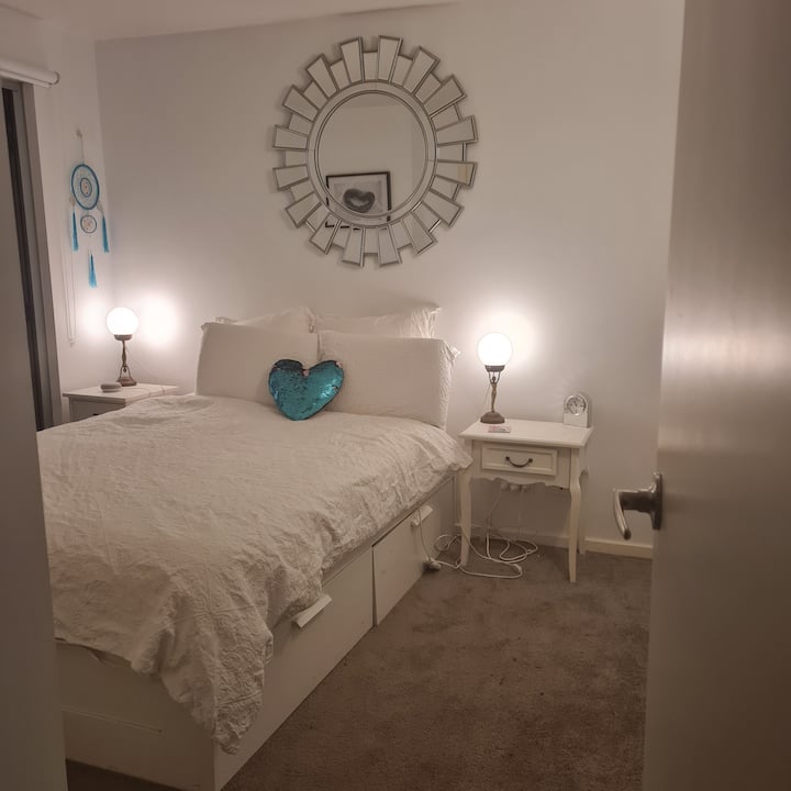 West Melbourne Oasis | 1br + Courtyard - Kensington
