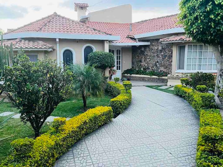 Agradable Casa Residencial Con Piscina Atemperada - Bolivia