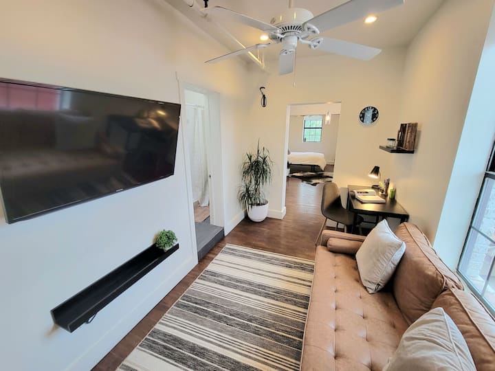 M9 Executive Kingsize Apartment W/free Parking - El Paso, TX