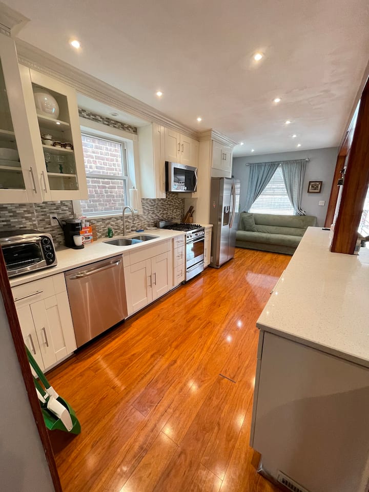 Private Cozy Home W/parking & Easy Commute - Bronx, NY