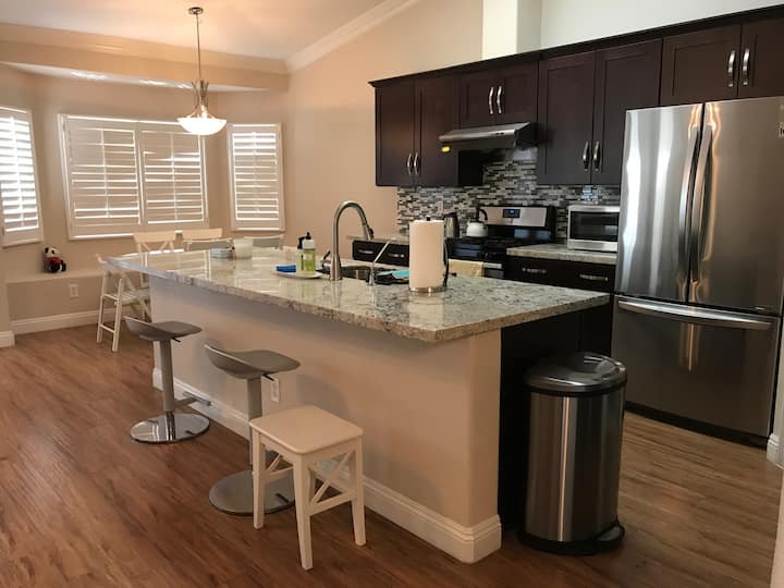 Spacious Modern Retreat - Las Vegas