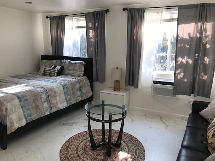 Comfy Guesthouse Near Dining And Shopping - Los Angeles, CA