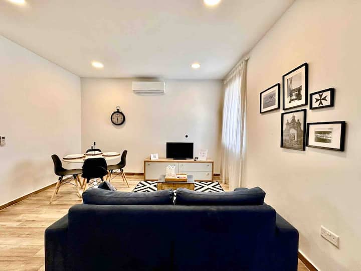 Unique Apt Off The Sea Front - マルタ