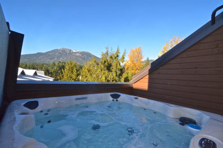 Private Hot Tub - Heart Of The Village - Spacious - Whistler