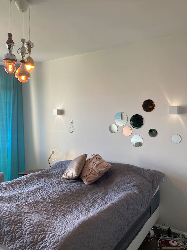 Lovely 17m2 Room With A Green Wall And Balcony - Reykjavík