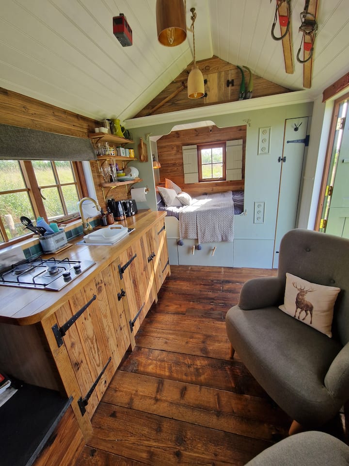 Shepherds Hut, Unique Norwegian Style Mountain Hut - Yeovil