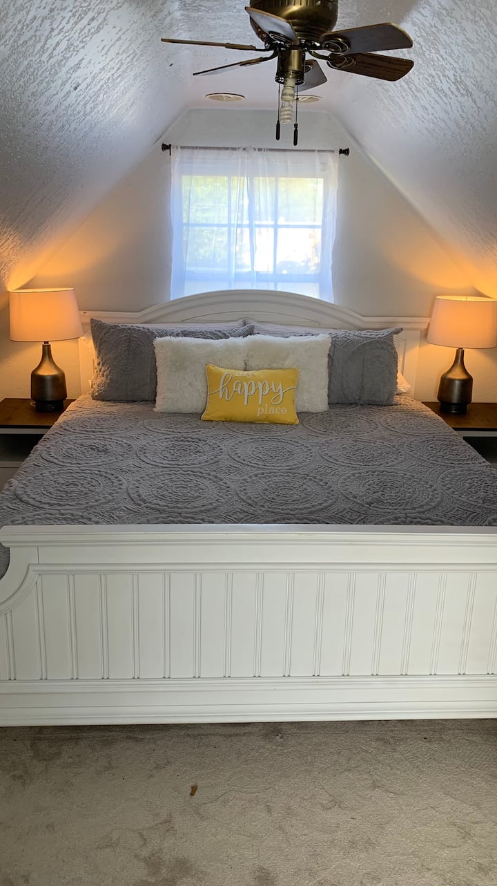Campus Guesthouse At   128   1/2  South Summit - Bowling Green, OH