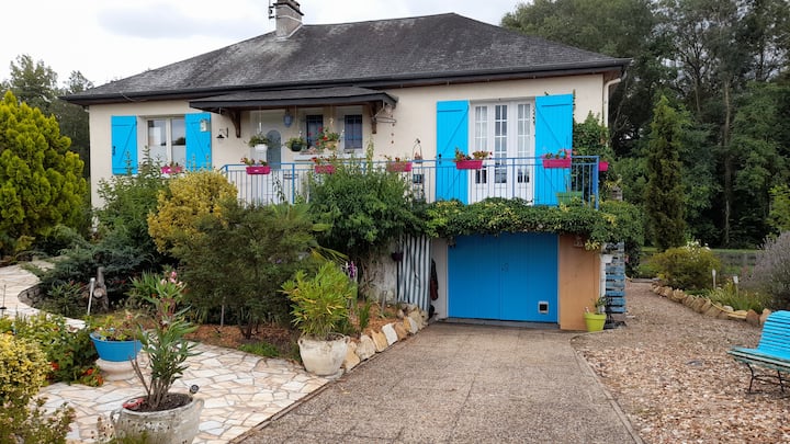 Maison Chaleureuse Avec Le Réveil Sur Le Canal .
ÉGalement Une Terrasse à Votre Disposition. 
Acceuil Par Amby Perle Les Chats De La Maison Et Par Moi Même - Selles-sur-Cher