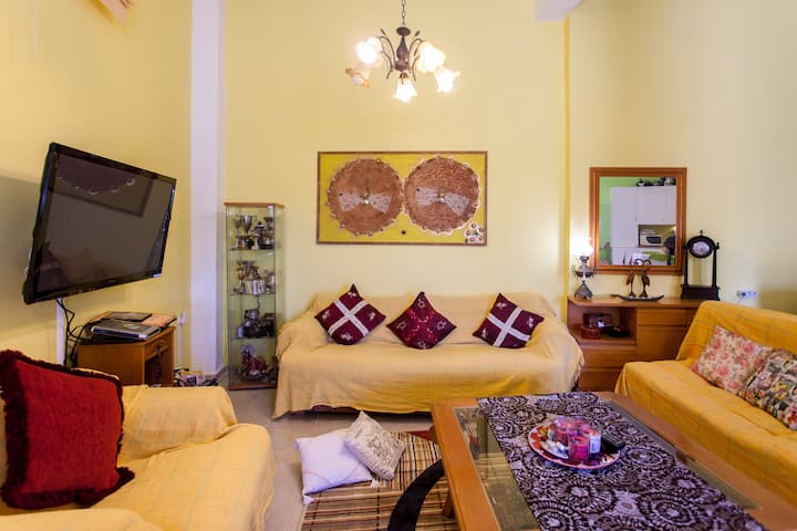 Green And Yellow House Kissamos - Кисамос