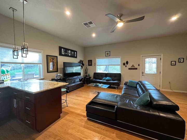 Modern 2 Bed, 1.5 Bath Guest House (30 Day Min) - Napa, CA