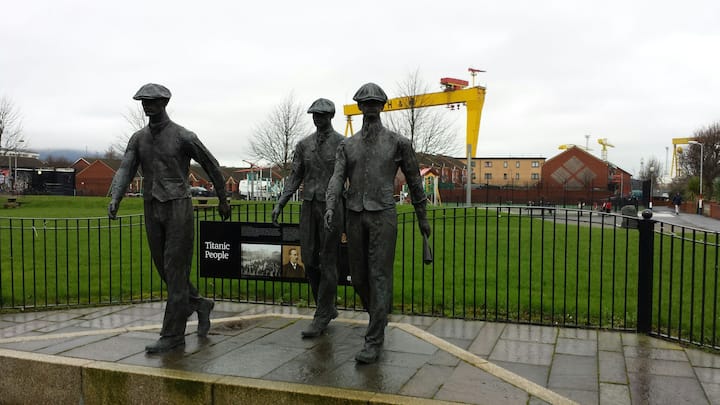 E Belfast-6 Guests-near Murals-titanic-wifi-usb - George Best Belfast City Airport (BHD)
