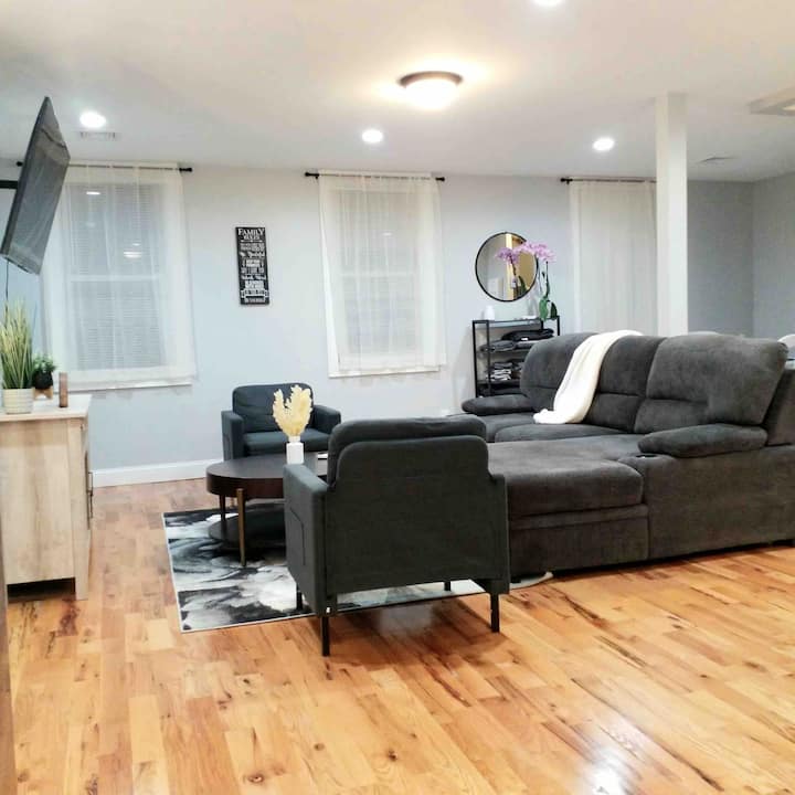 Spacious Townhouse Apt Mins From Federal Hill - Providence, RI