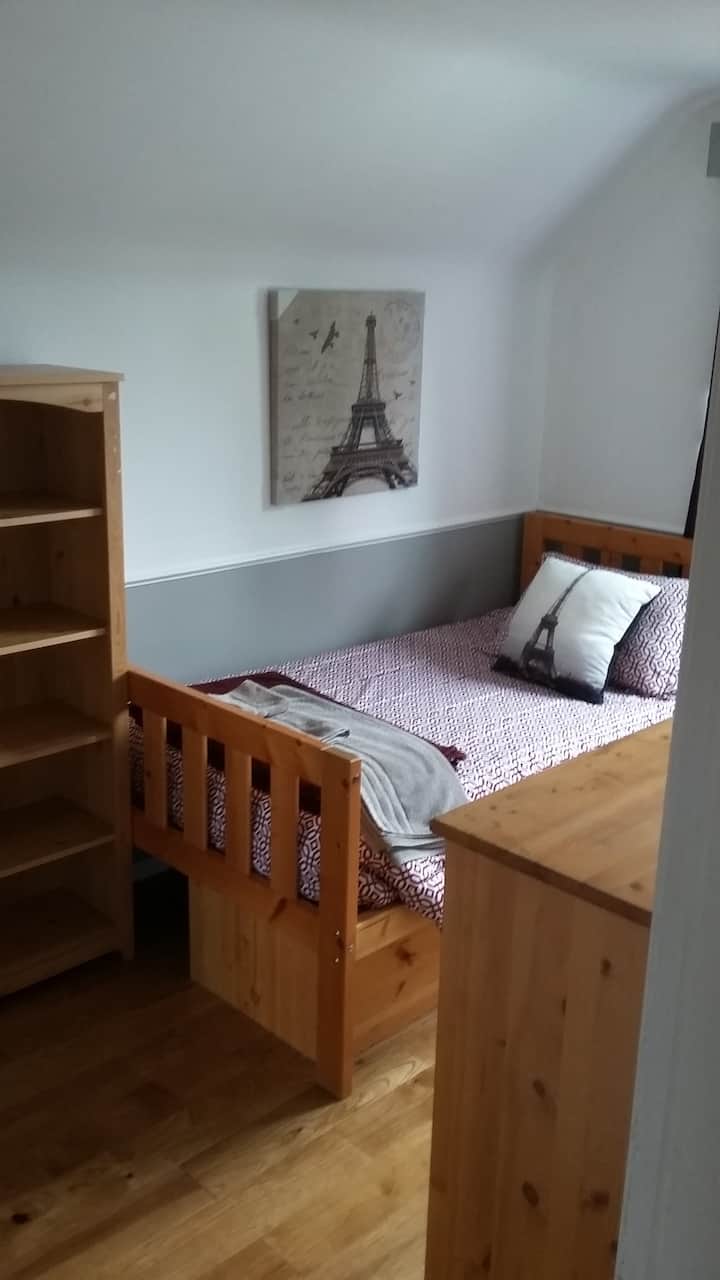 Room In The Burbs Close To Transit - Surrey, BC