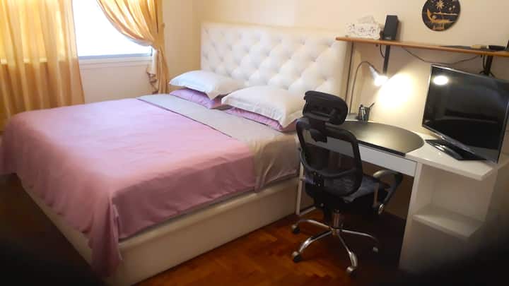 B&b Homestay- Deluxe Room With Sealy-king Bed - Singapore