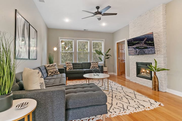 Discover Chicago From A Modern Apartment - Chicago, IL
