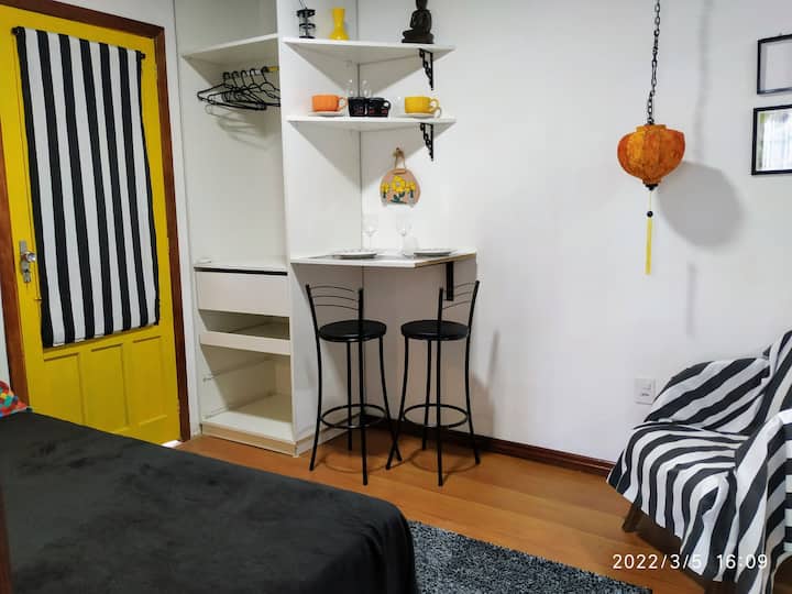 Kitnet Encantador 4 Com Varanda E Folhagens - Porto Alegre