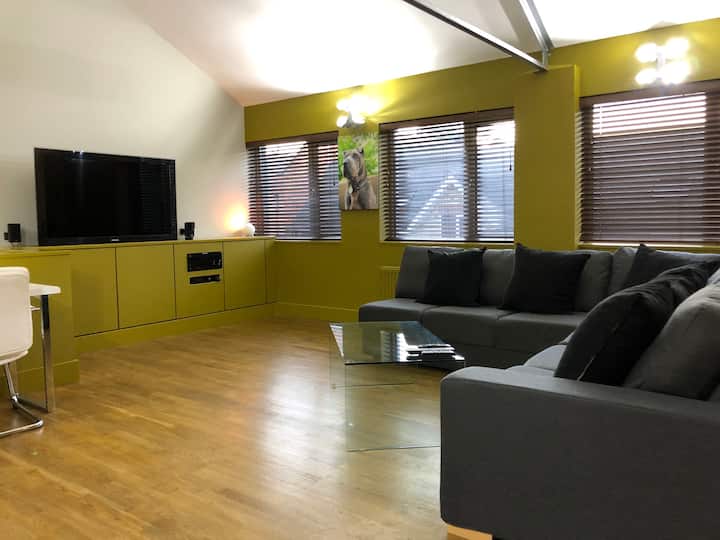 A Stunning Warehouse Conversion.  Dog Friendly - Boscombe