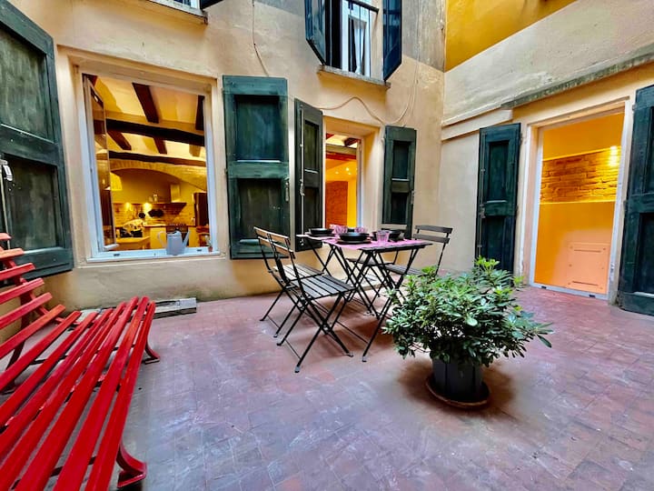 The Courts Of Via Fondazza (Very Central) - Bologna