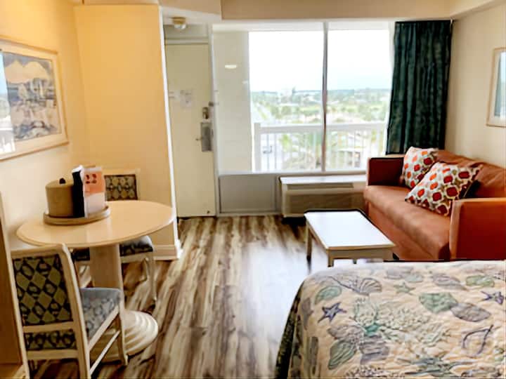 Cozy Daytona King Deluxe Studio - Ormond-by-the-Sea, FL