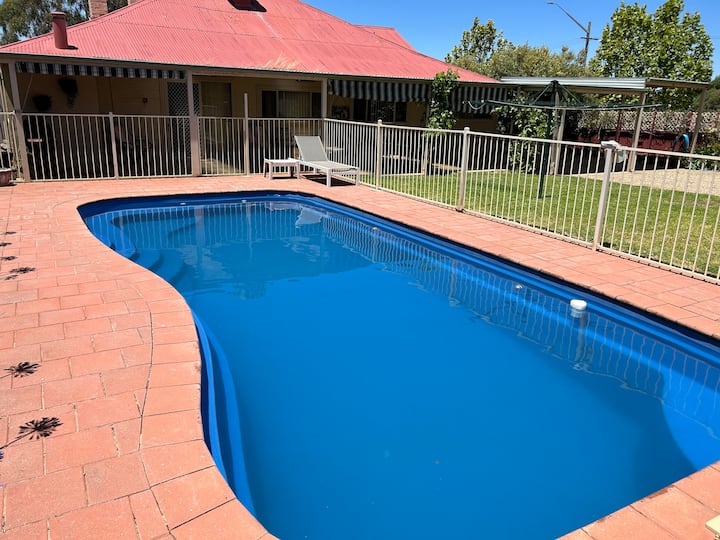 Oakwood Cottage -
Temora Old World Charm - Temora