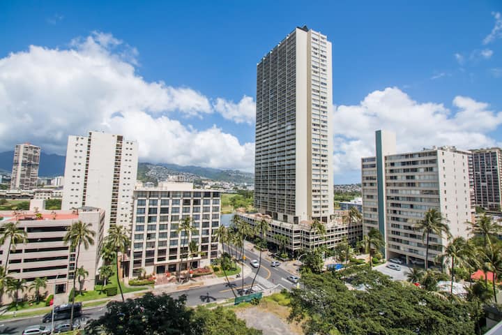 Waikiki Central Canal & Beach Oasis Free Parking - Honolulu