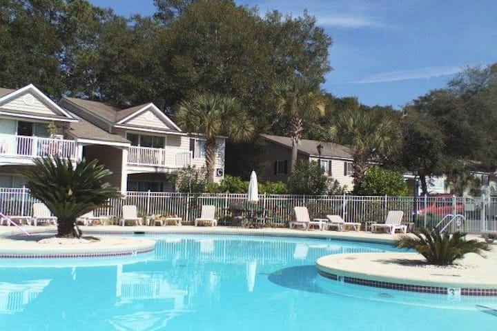 A13 Charming 1 Br, 1 Ba, Queen Bed On Ground Level - St. Simons Island, GA