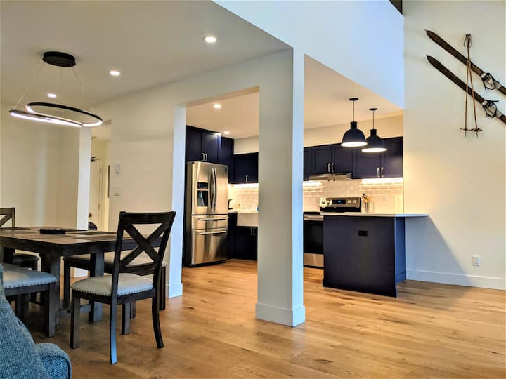 5* Whistler Home. 5 Mins From Lift & Free Parking! - Whistler