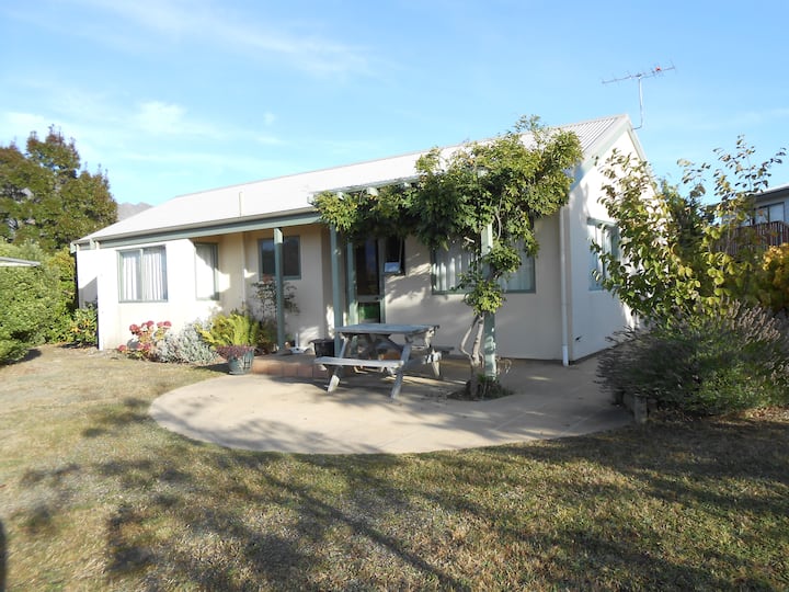 Cosy House With Lake And Mountain Views. - Wanaka