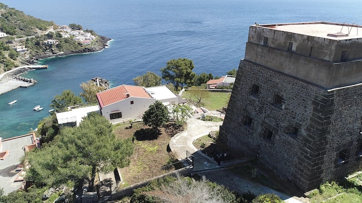 Sotto La Torre E Sopra Il Porticciolo Lato Monte - Ustica