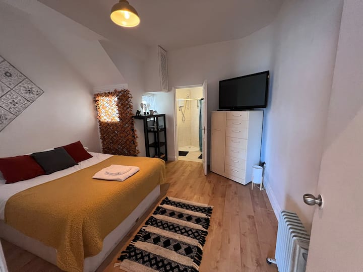 Small Flat@ Central Yeovil Next To Hospital/town - Yeovil