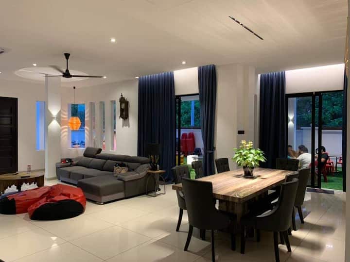 Muar Indah Villa麻坡美好民宿 ‖ 泳池 ‖ Ktv ‖ 可以住20人 - Muar