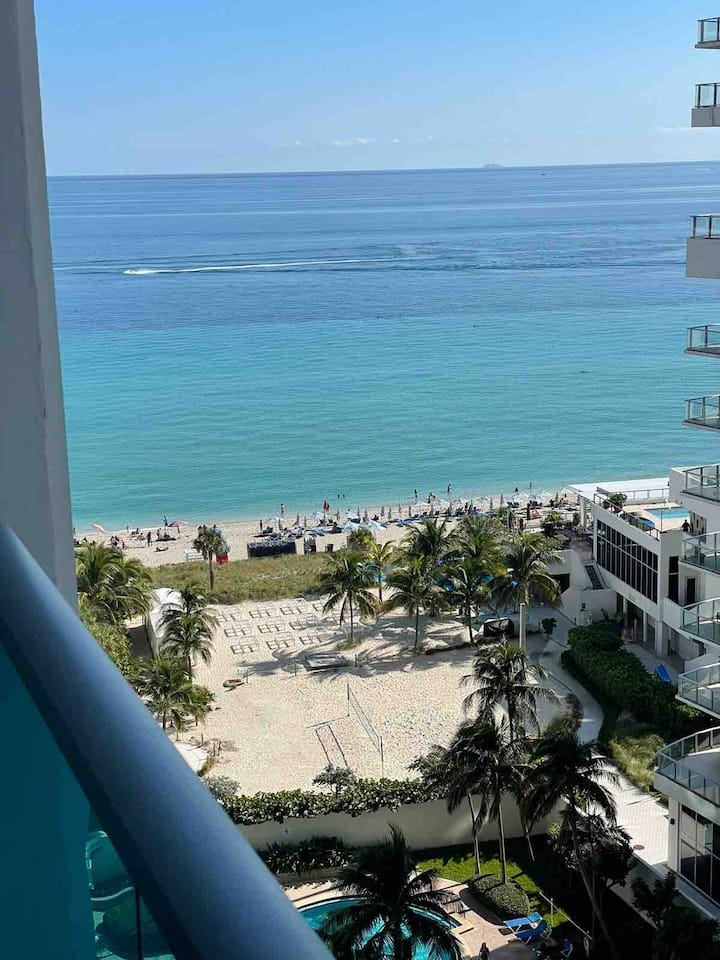 Modern Apartment On The Beach, Ocean View - Hallandale Beach, FL