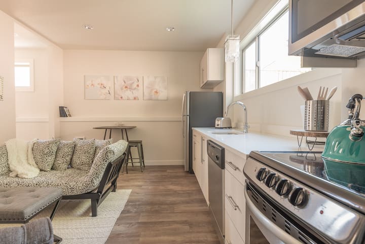 Pet Friendly With Fast Wifi & Easy Parking - Portland, OR