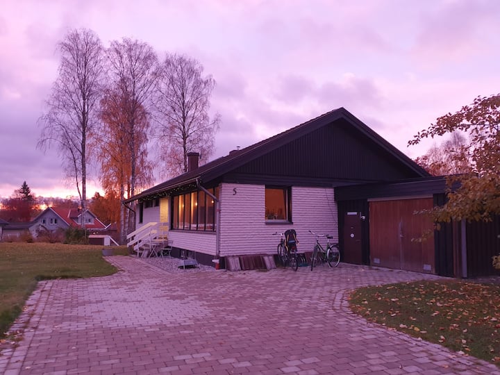Stor Villa Med Källarplan Och Inglasad Stor Altan - Borlänge
