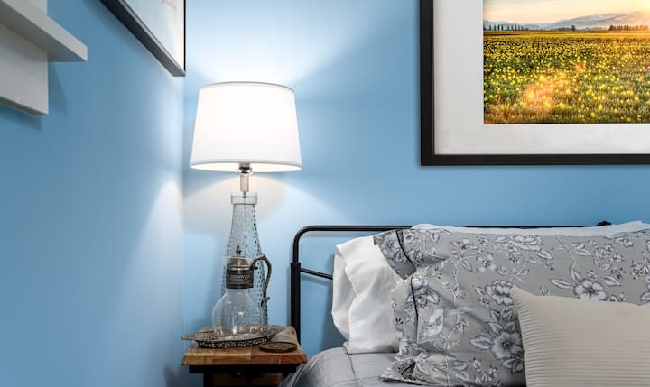 Skagit Valley Tulips Alainea Suite Comfy King Bed - La Conner, WA